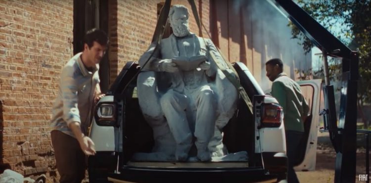 Performance da Strada com novo motor surpreende até estátua em nova ...