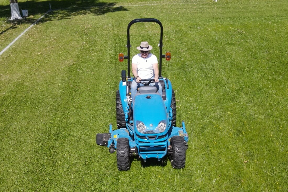 Trator compacto destaca-se por sua eficiência no campo e na cidade ...